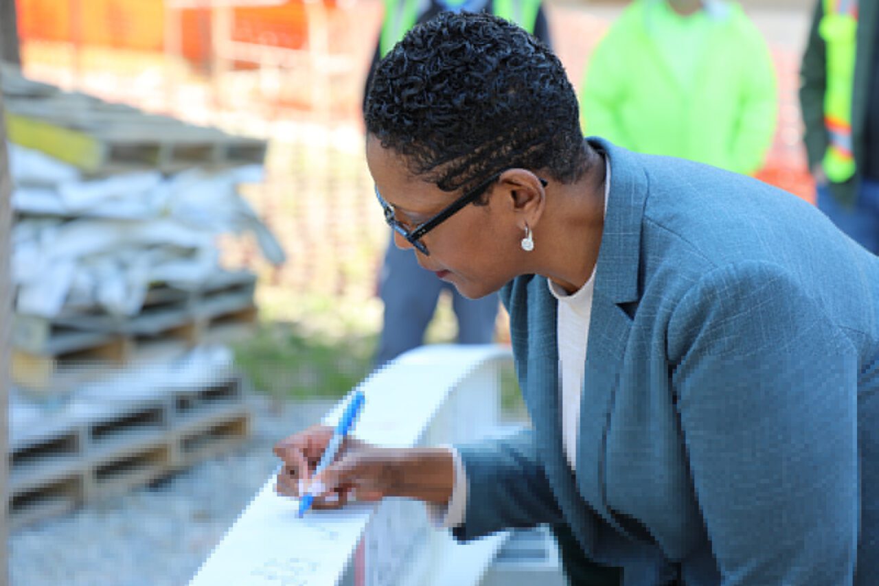 Final Construction Beam Placed on New Theater - Virginia Peninsula ...